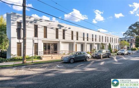 70 W Oakland Avenue #203, Doylestown Boro, PA 18901.