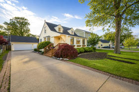 1934 Maddy Lane , Keego Harbor, MI 48320.