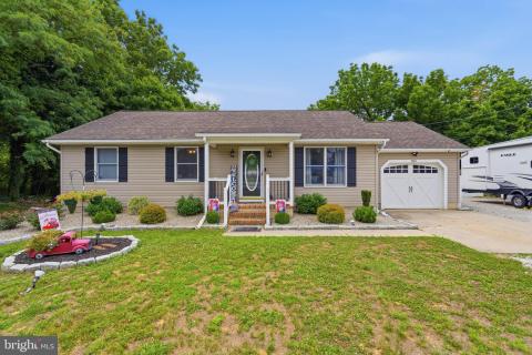 703 E BUTLER AVENUE , VINELAND, NJ 08361.