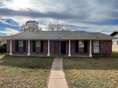 422 Bella Street , Duncanville, TX 75137.