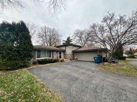 48 S COUNTRY SQUIRE Road , Palos Heights, IL 60463.